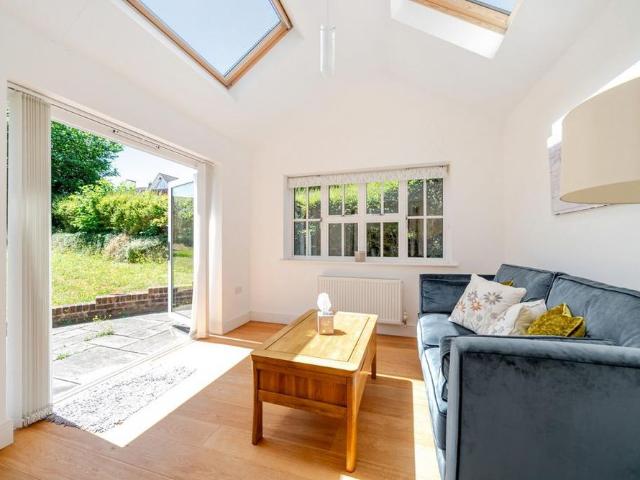 5 bedroom detached house to rent
