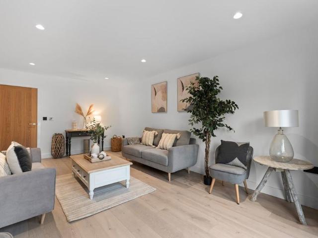 5 bedroom detached house to rent