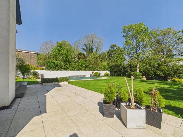 5 bedroom detached house to rent