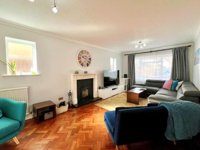 5 bedroom detached house to rent