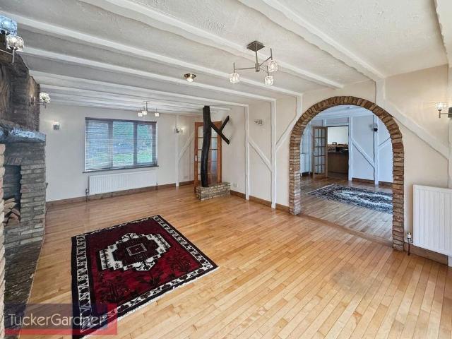 5 bedroom detached house to rent