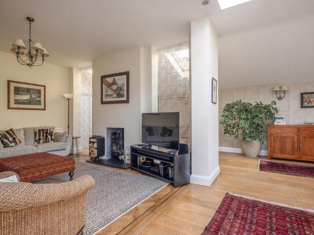 5 bedroom detached house to rent