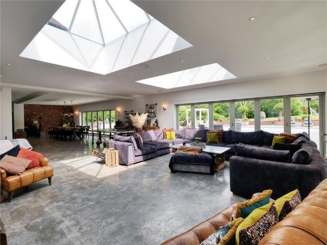 5 bedroom detached house to rent