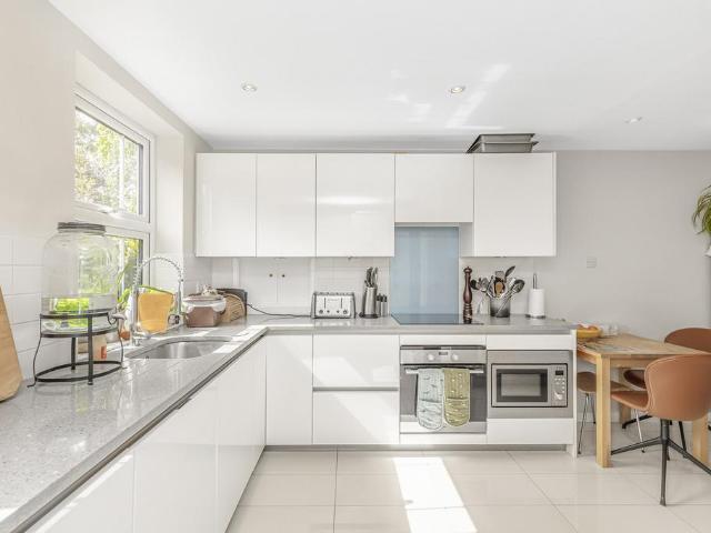 5 bedroom detached house to rent