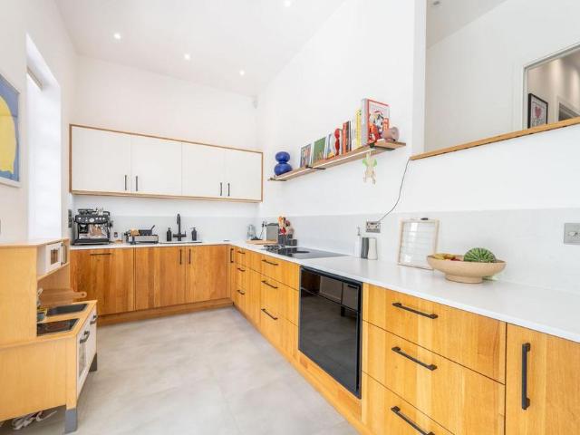 5 bedroom detached house to rent
