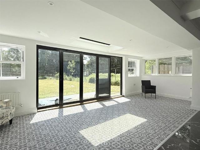 5 bedroom detached house to rent