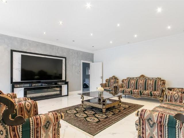 5 bedroom detached house to rent