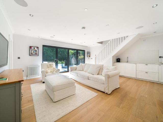 5 bedroom detached house to rent