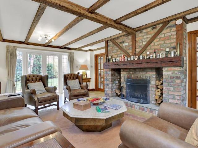 5 bedroom detached house to rent