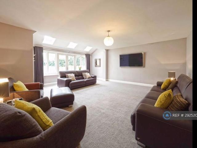 5 bedroom detached house to rent