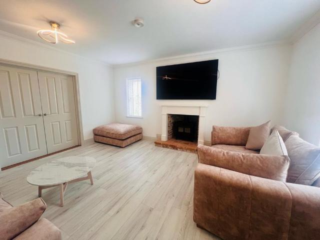 5 bedroom detached house to rent