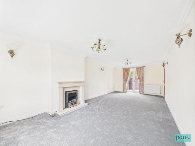 5 bedroom detached house to rent