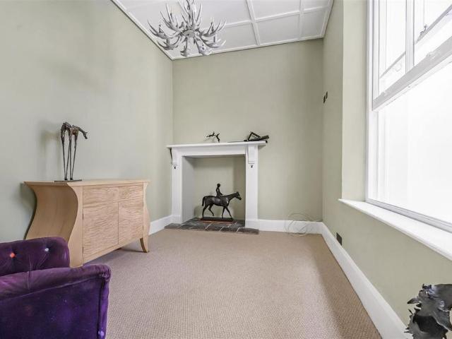 5 bedroom detached house to rent