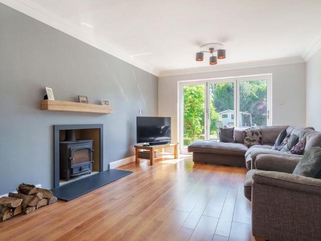 5 bedroom detached house to rent