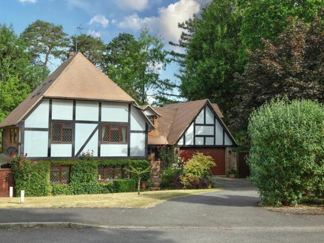 5 bedroom detached house to rent