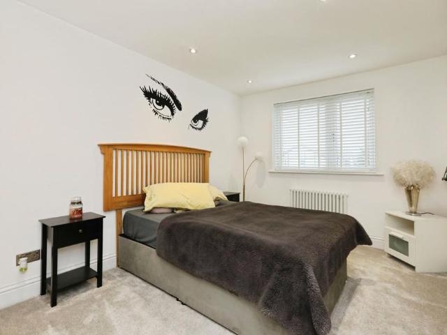 5 bedroom detached house to rent