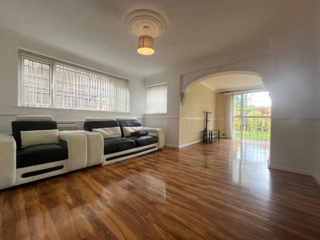 5 bedroom detached house to rent