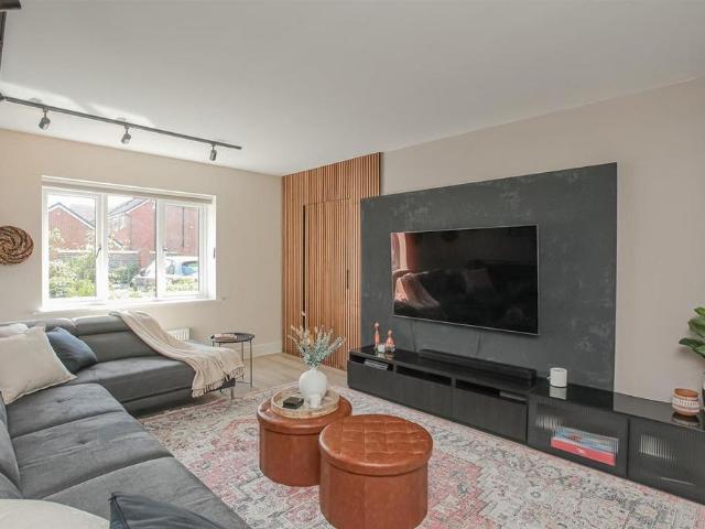 5 bedroom detached house to rent