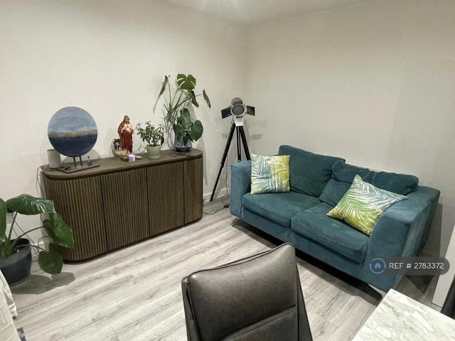 5 bedroom detached house to rent