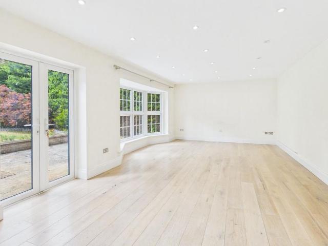 5 bedroom detached house to rent