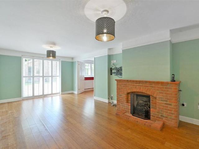 5 bedroom detached house to rent