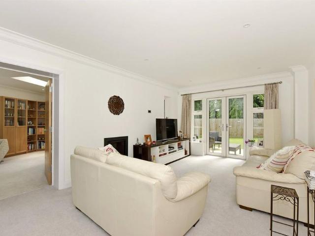 5 bedroom detached house to rent