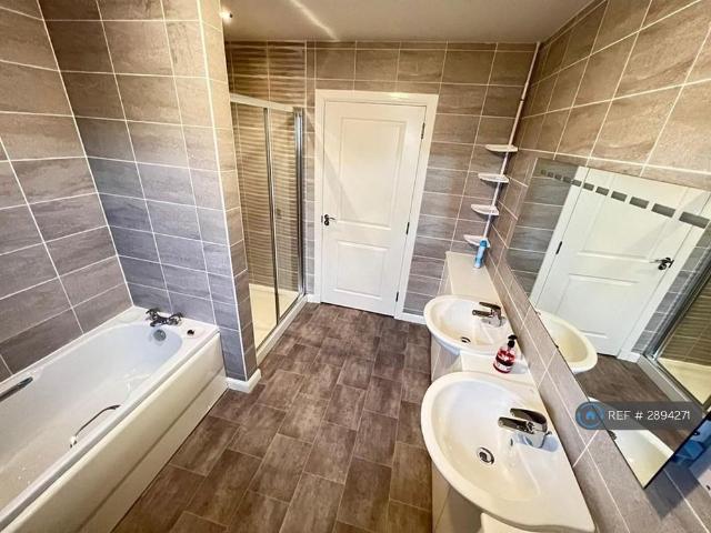 5 bedroom detached house to rent