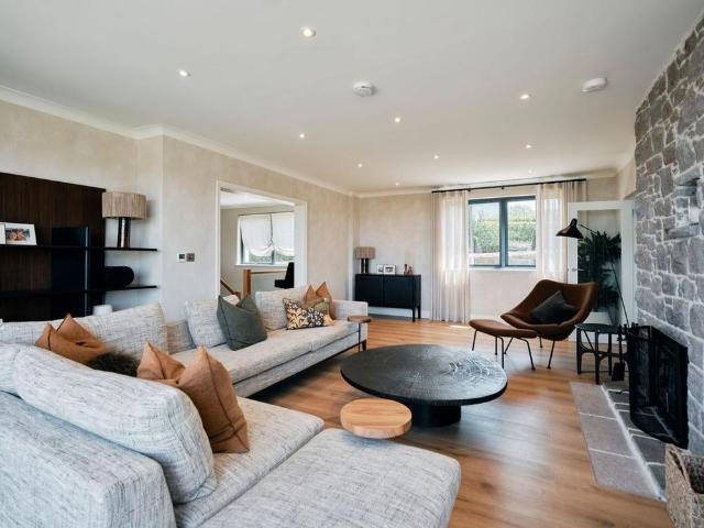 5 bedroom detached house to rent