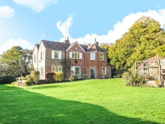 5 bedroom detached house to rent