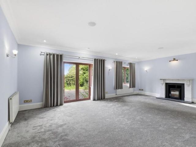 5 bedroom detached house to rent
