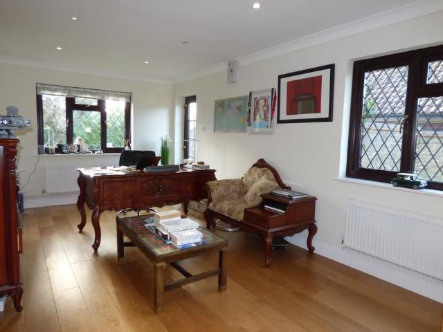 5 bedroom detached house to rent