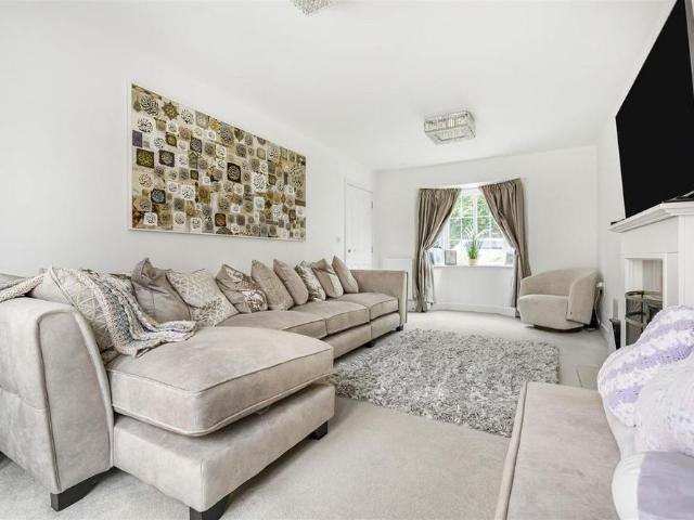 5 bedroom detached house to rent