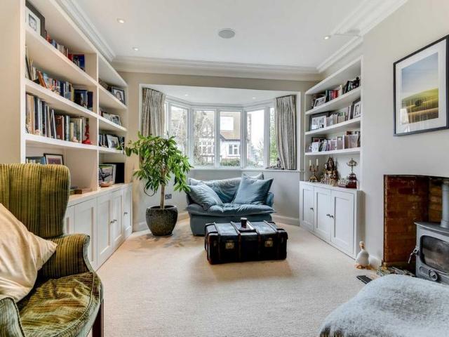 5 bedroom detached house to rent