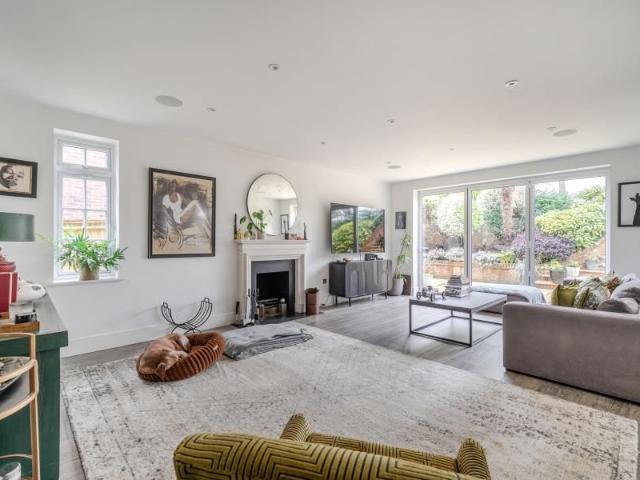 5 bedroom detached house to rent