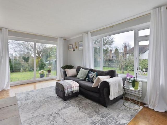 5 bedroom detached house to rent