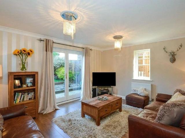 5 bedroom detached house to rent