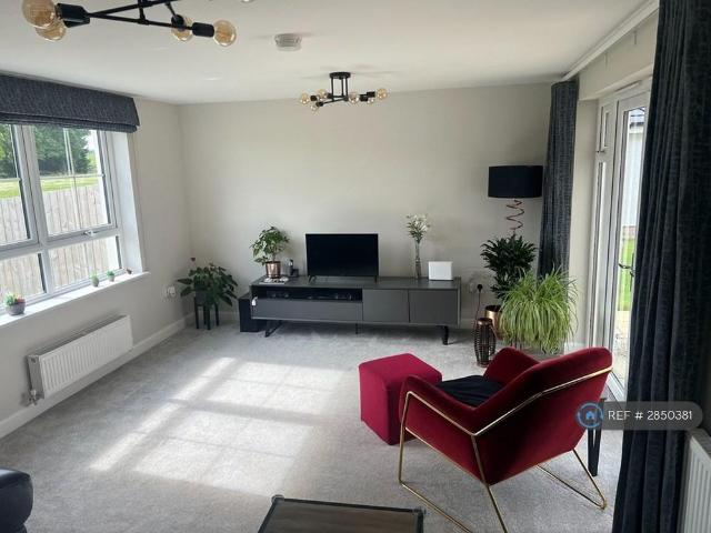 5 bedroom detached house to rent