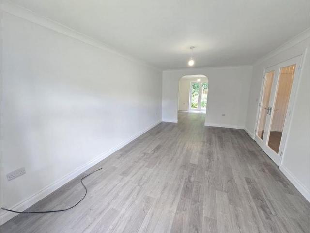 5 bedroom detached house to rent