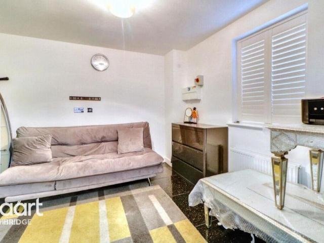 5 bedroom detached house to rent