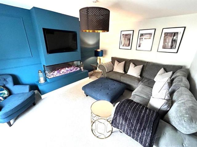 5 bedroom detached house to rent