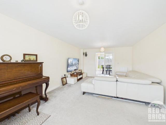 5 bedroom detached house to rent