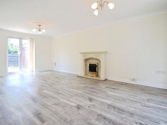 5 bedroom detached house to rent