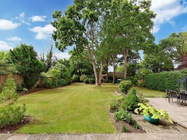 5 bedroom detached house to rent