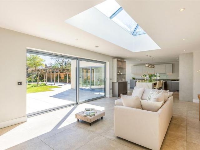5 bedroom detached house to rent