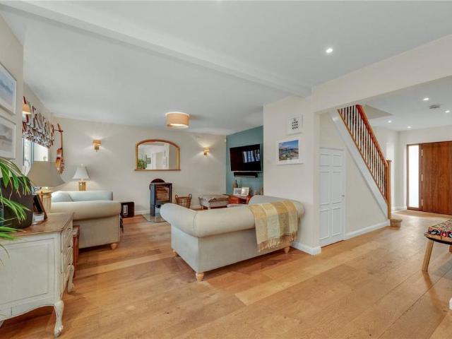 5 bedroom detached house to rent