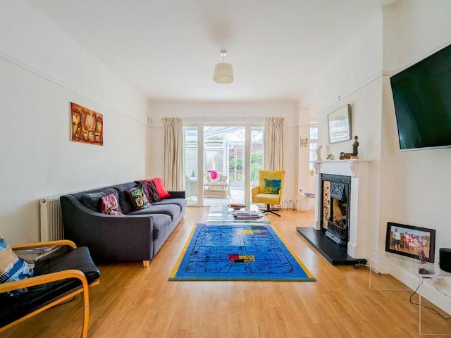 5 bedroom detached house to rent