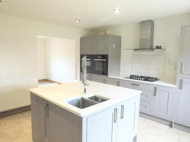 5 bedroom detached house to rent