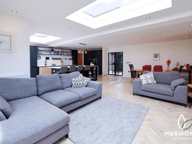 5 bedroom detached house to rent