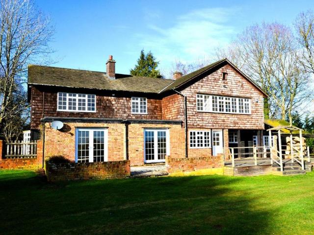 5 bedroom detached house to rent
