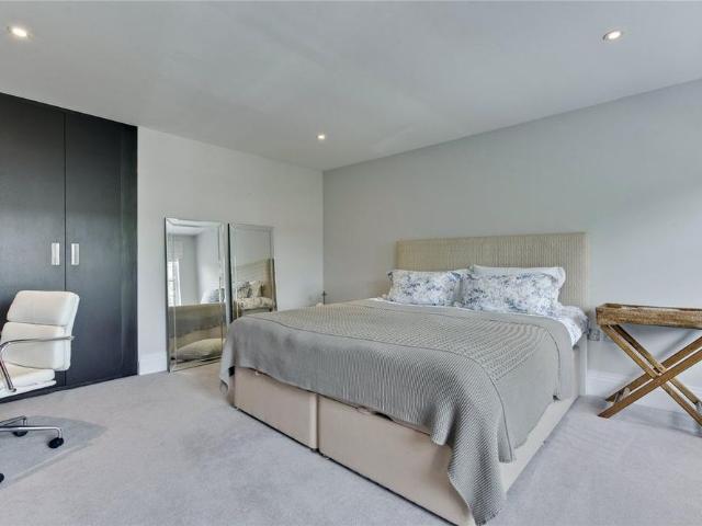 5 bedroom detached house to rent